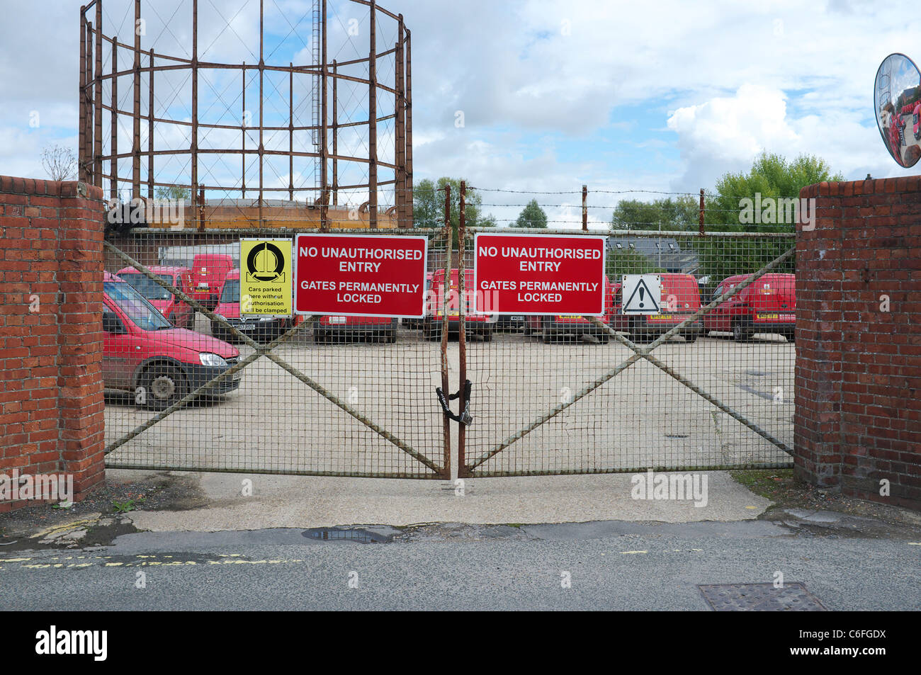 Locked gates and no entry signs Stock Photo - Alamy