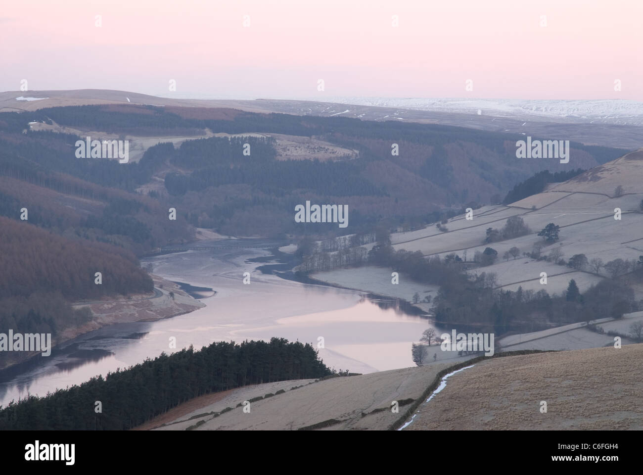 Ladybower Reservoir and the Derwent Valley from Derwent Edge Stock ...