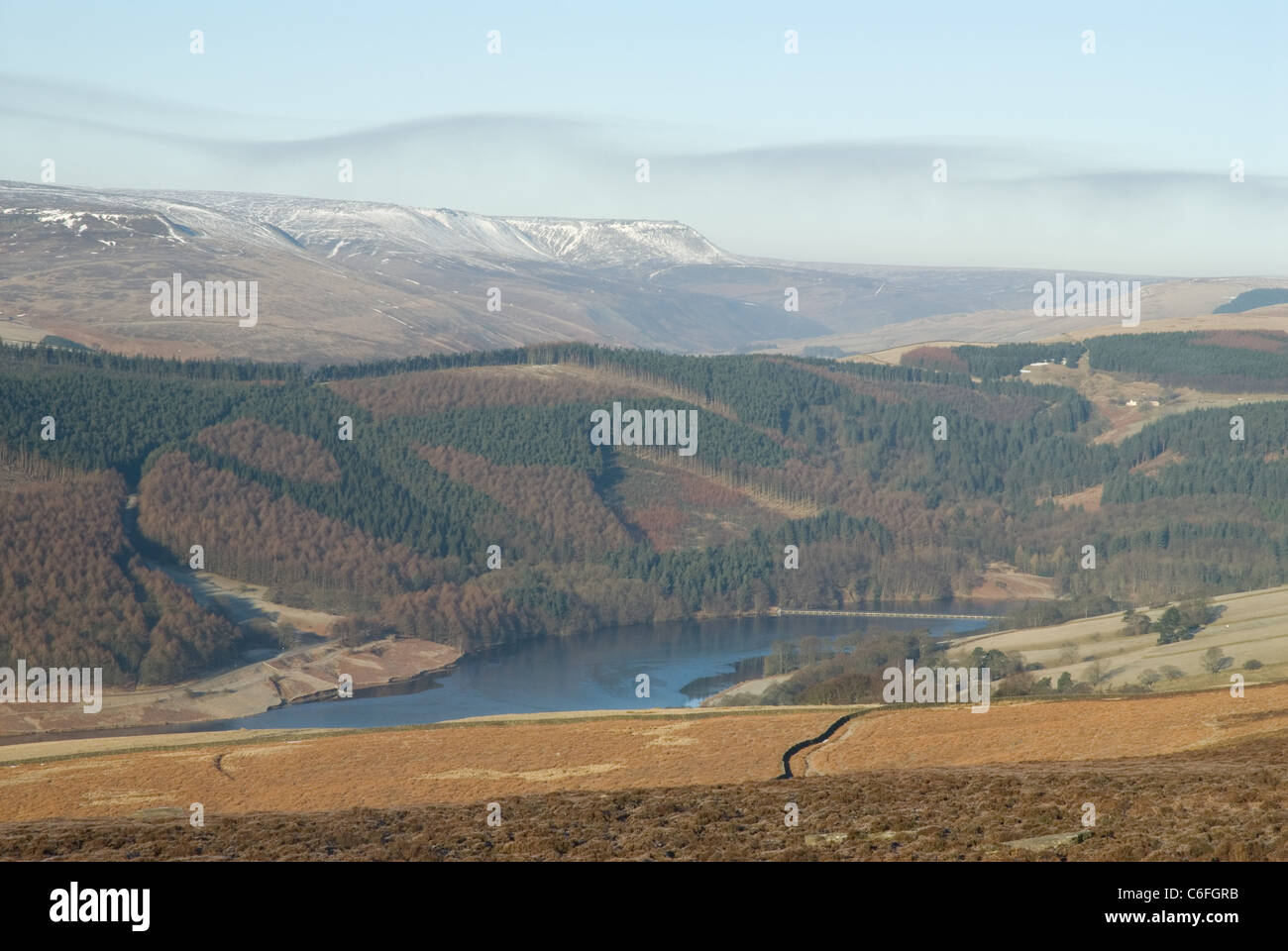 Derwent Edge in the Peak District overlooking ladybower Reservoir and ...