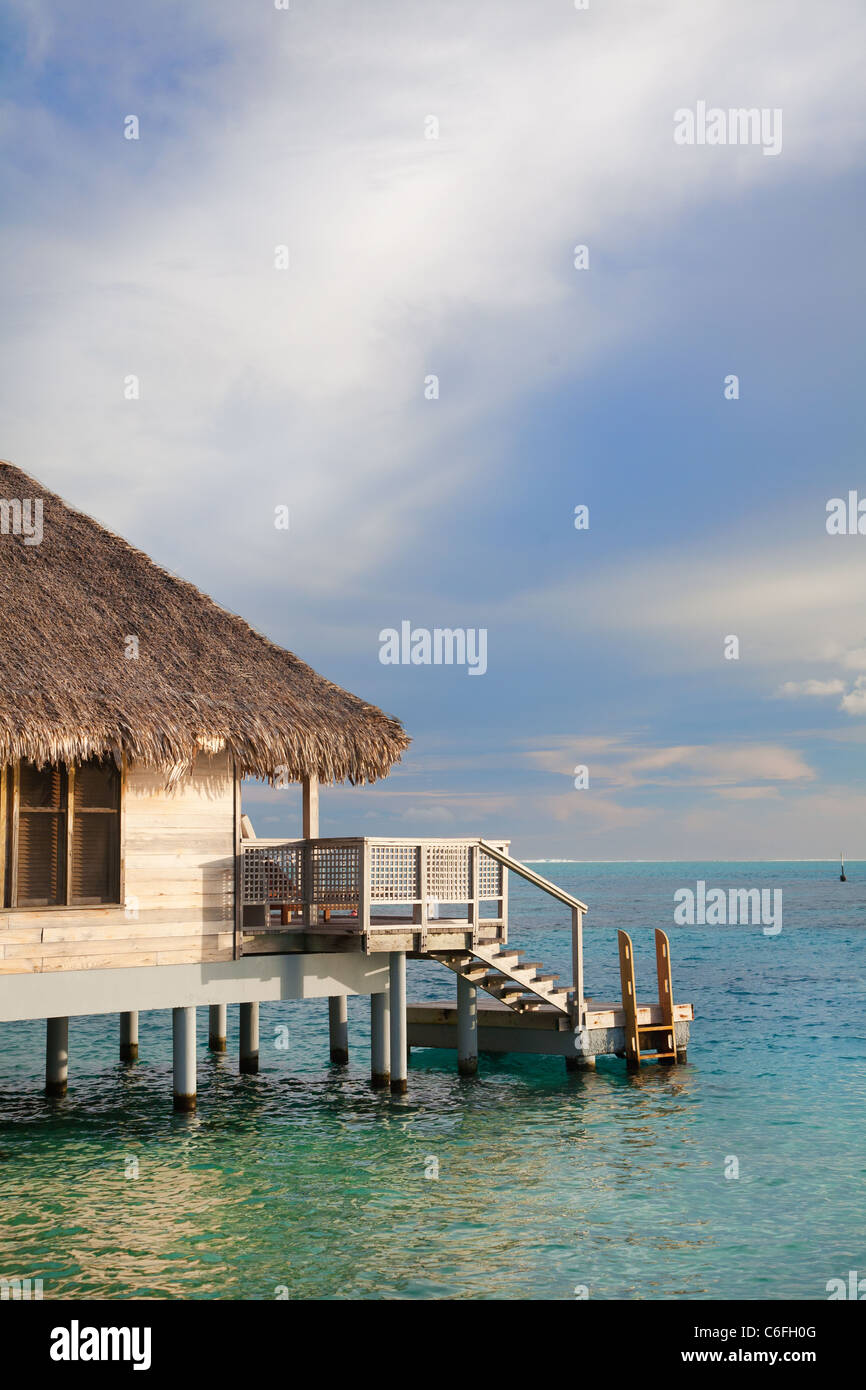 Straw bungalows hi-res stock photography and images - Alamy