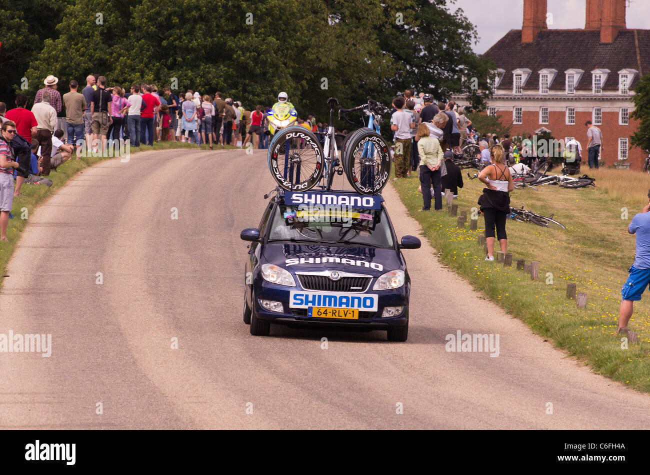 The Shimano support vehicle sweeps through Richmond Park before ...
