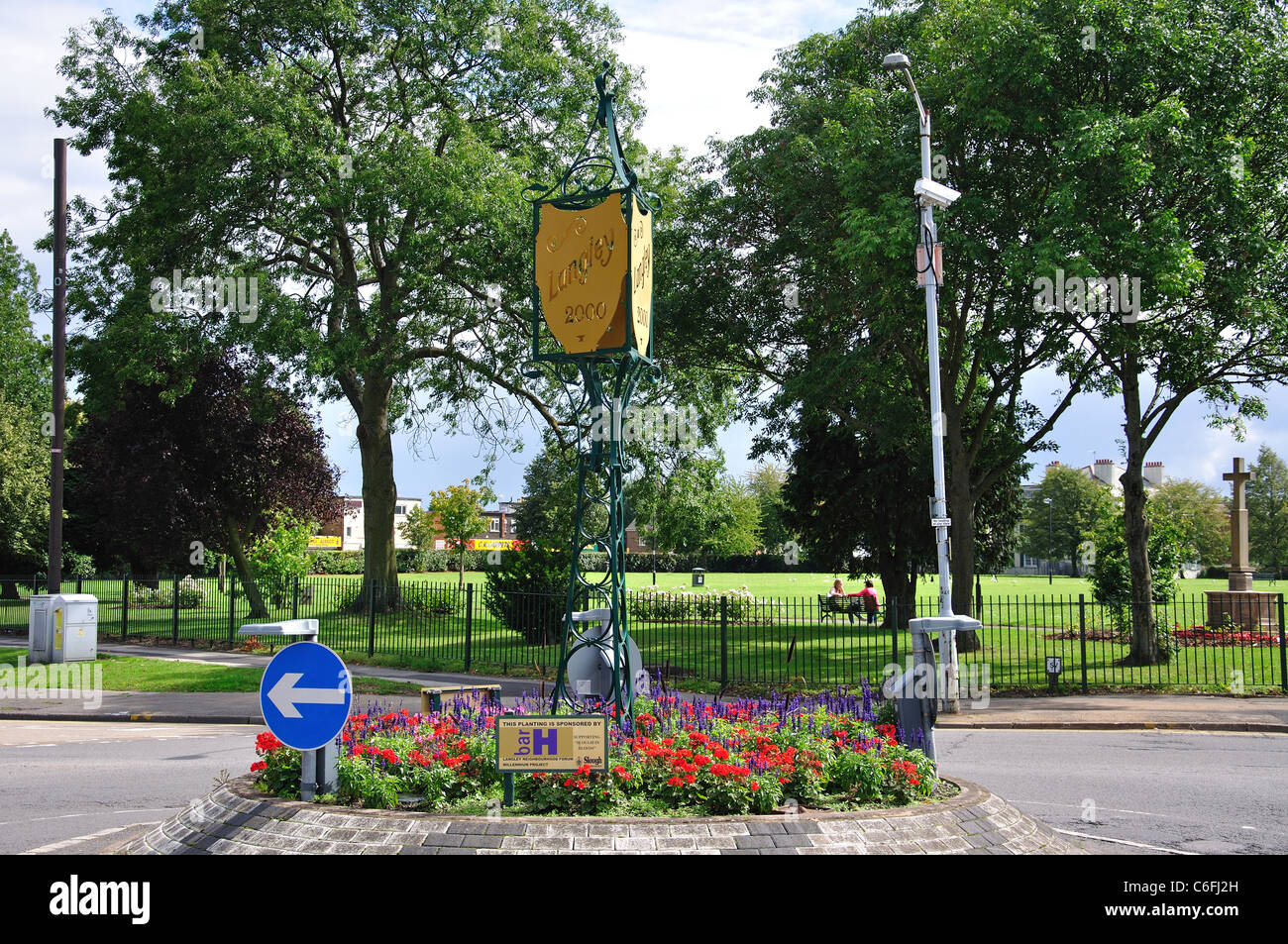 Europe roundabout sign hi-res stock photography and images - Alamy