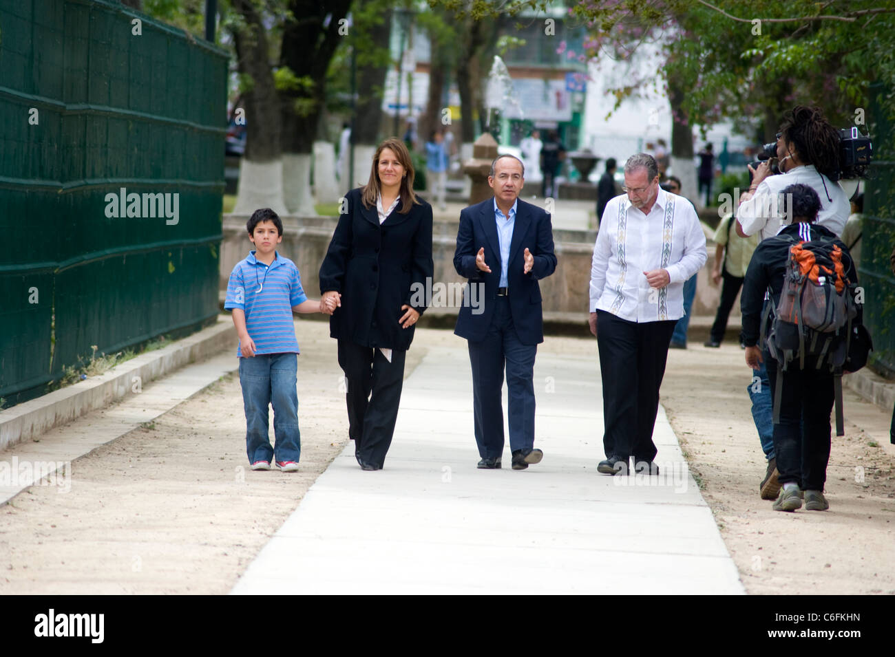 President Felipe Calderon with family members and Peter Greenberg in ...