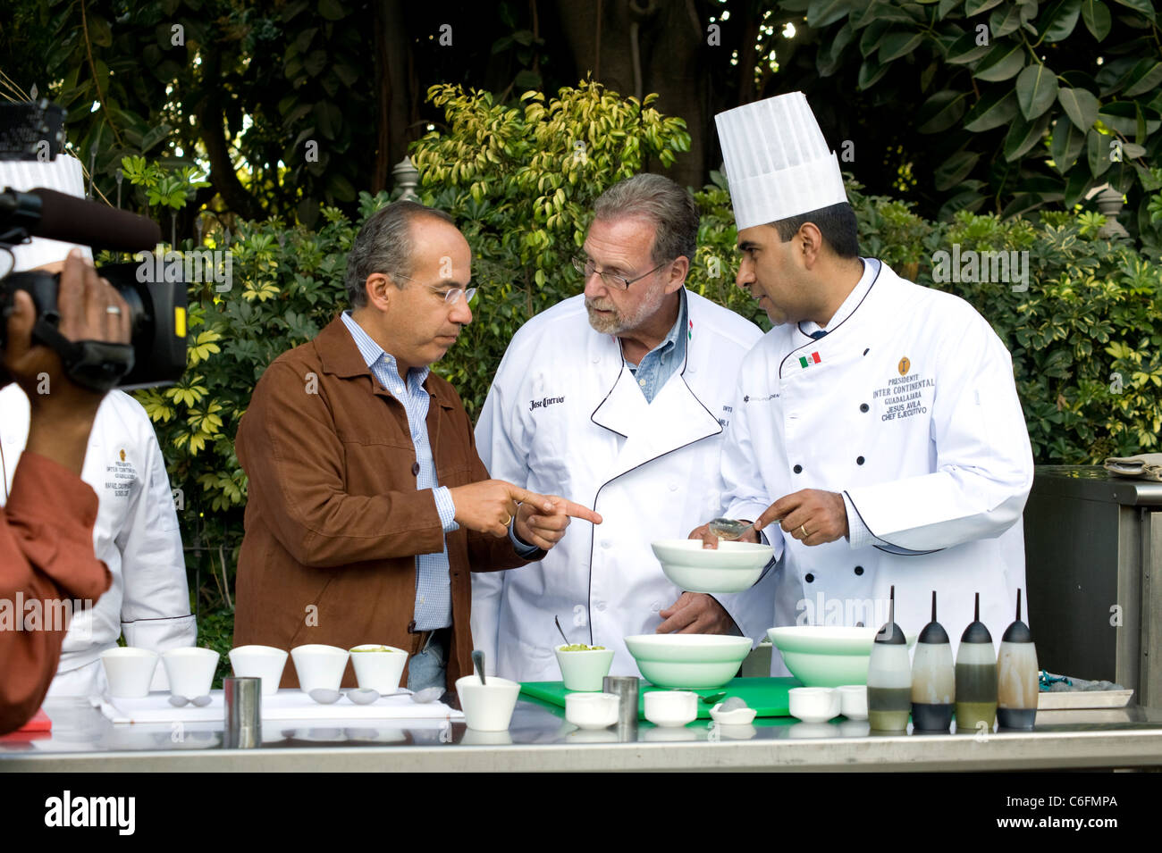 President Felipe Calderon and Peter Greenberg get a cooking lesson at ...