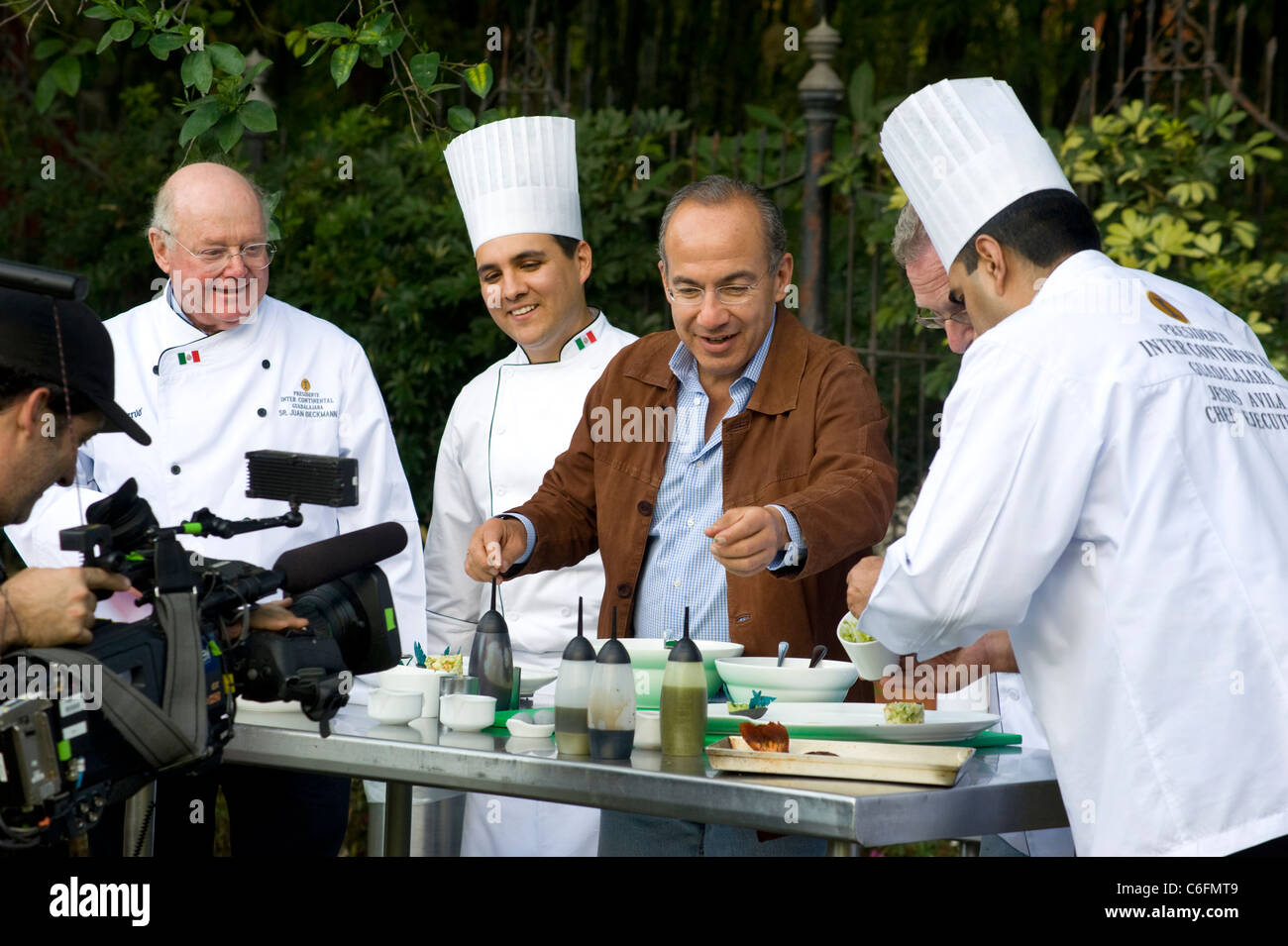 President Felipe Calderon and Peter Greenberg get a cooking lesson at ...