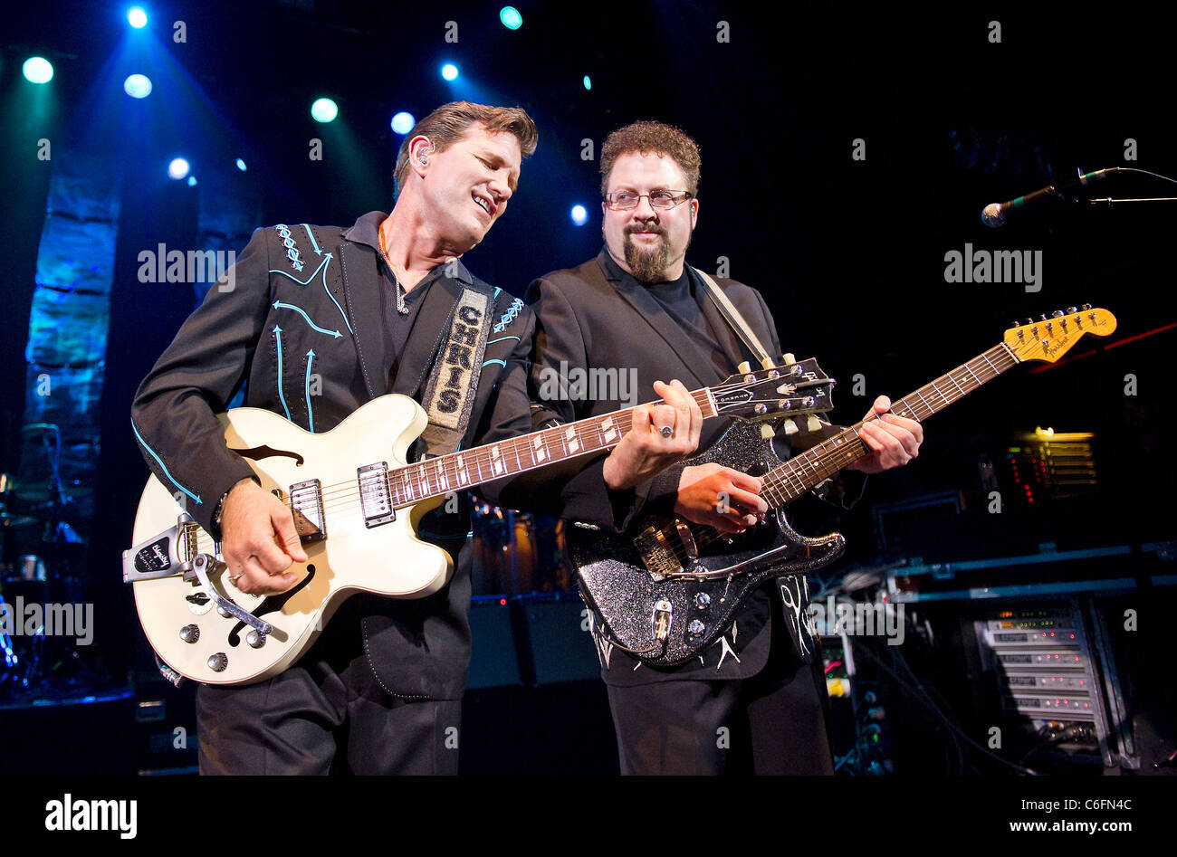 Chris isaak on stage hi-res stock photography and images - Alamy