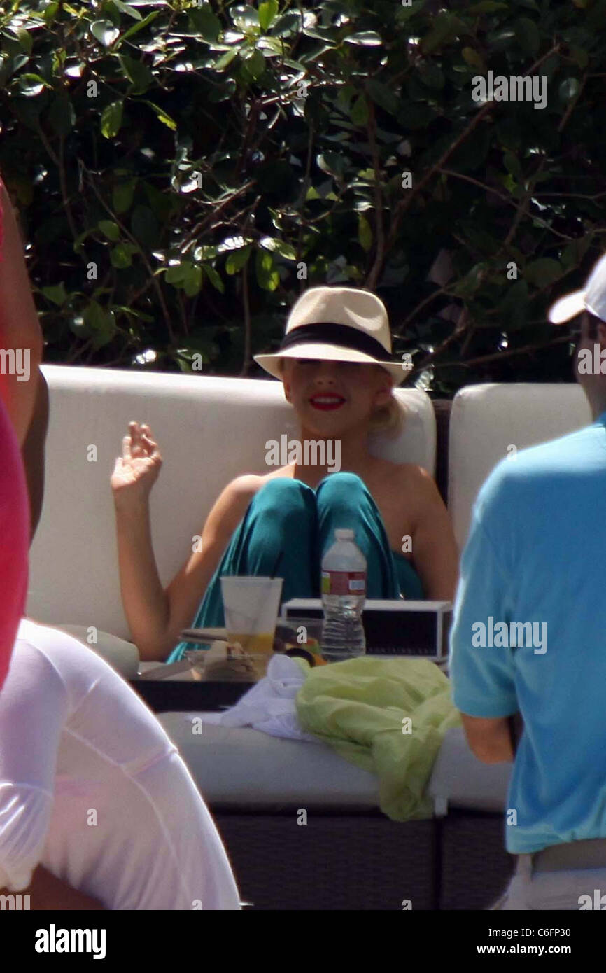 Christina Aguilera hosts a bachelorette party for celebrity stylist ...