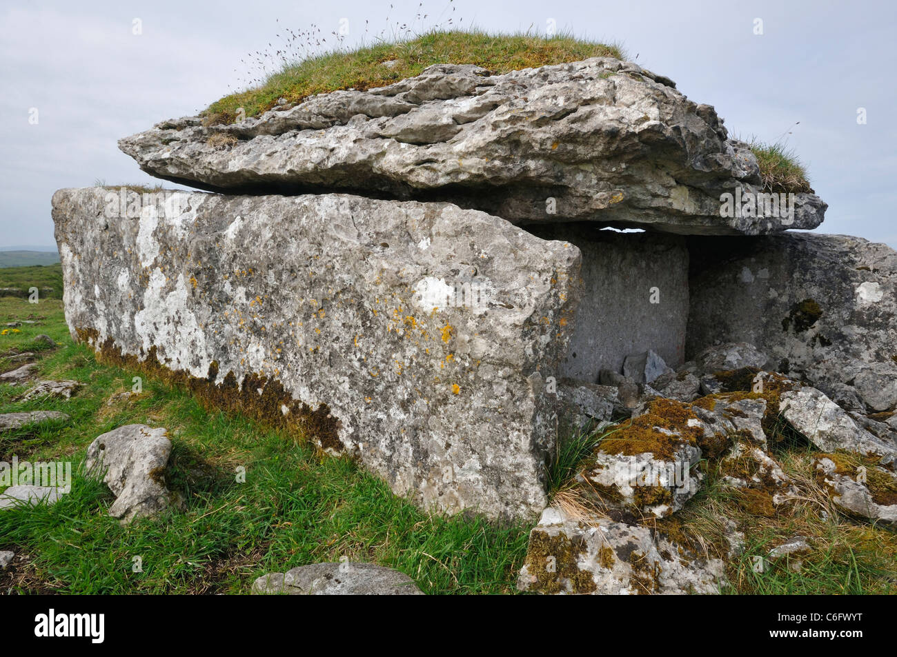 Parknabinnia Megalithic Wedge Tomb Stock Photo - Alamy