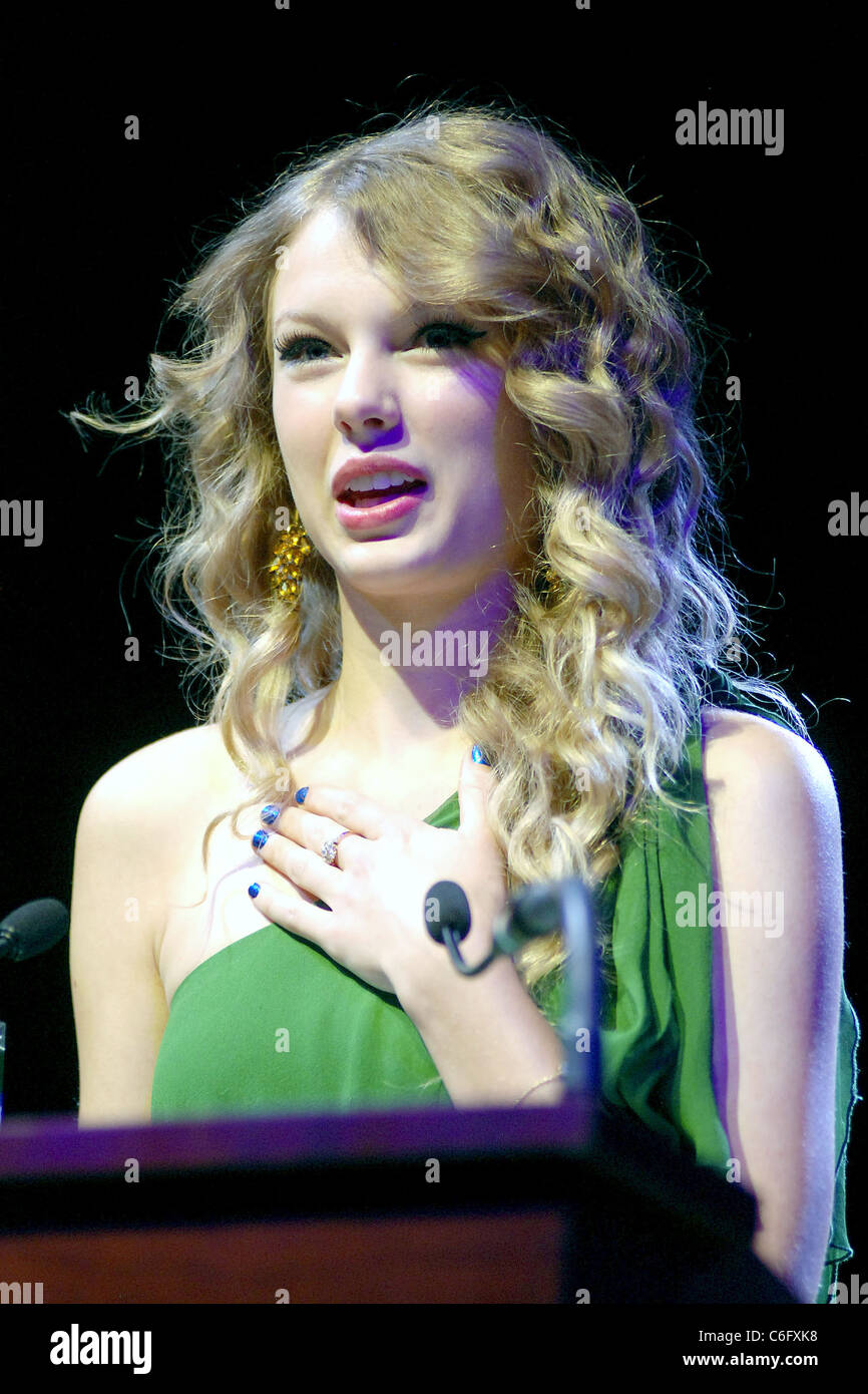 Taylor Swift, winner of Artist of the Year Award NARM: The Music ...