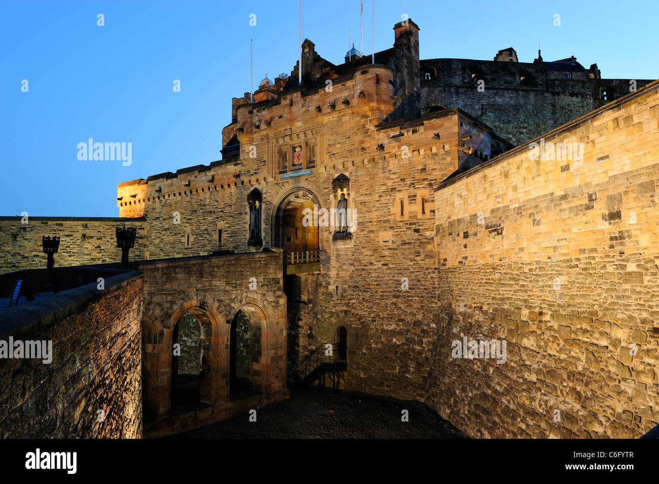 Night entrance castle hi-res stock photography and images - Alamy