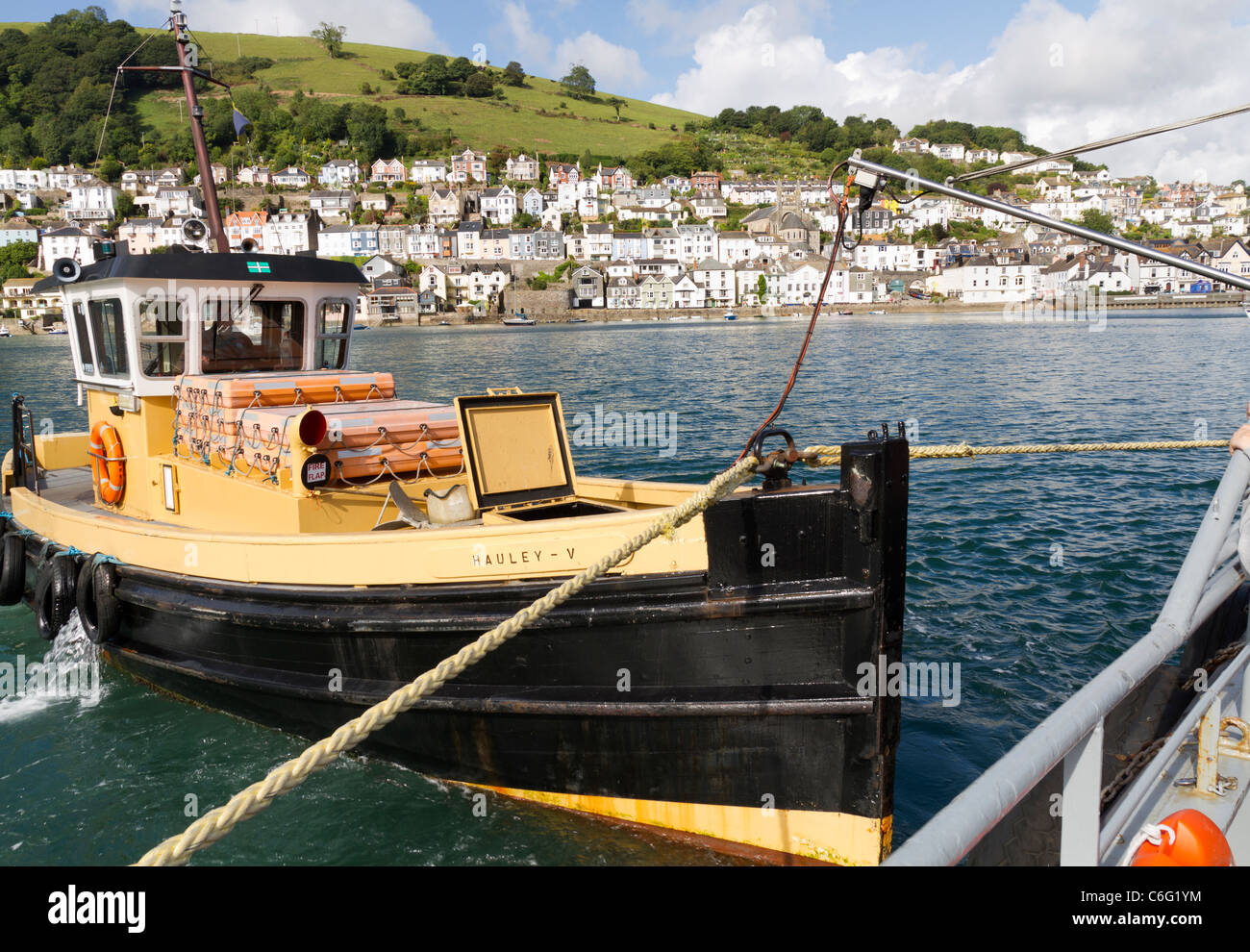 The tug used on the lower ferry turning to cross the estuary again ...