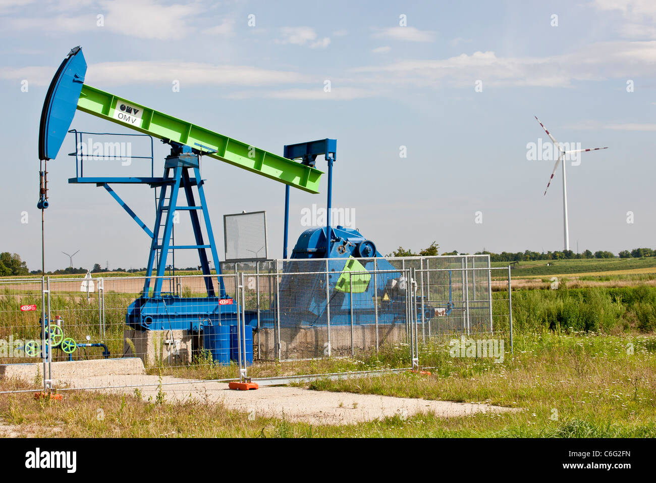 Crude oil pump hi-res stock photography and images - Alamy