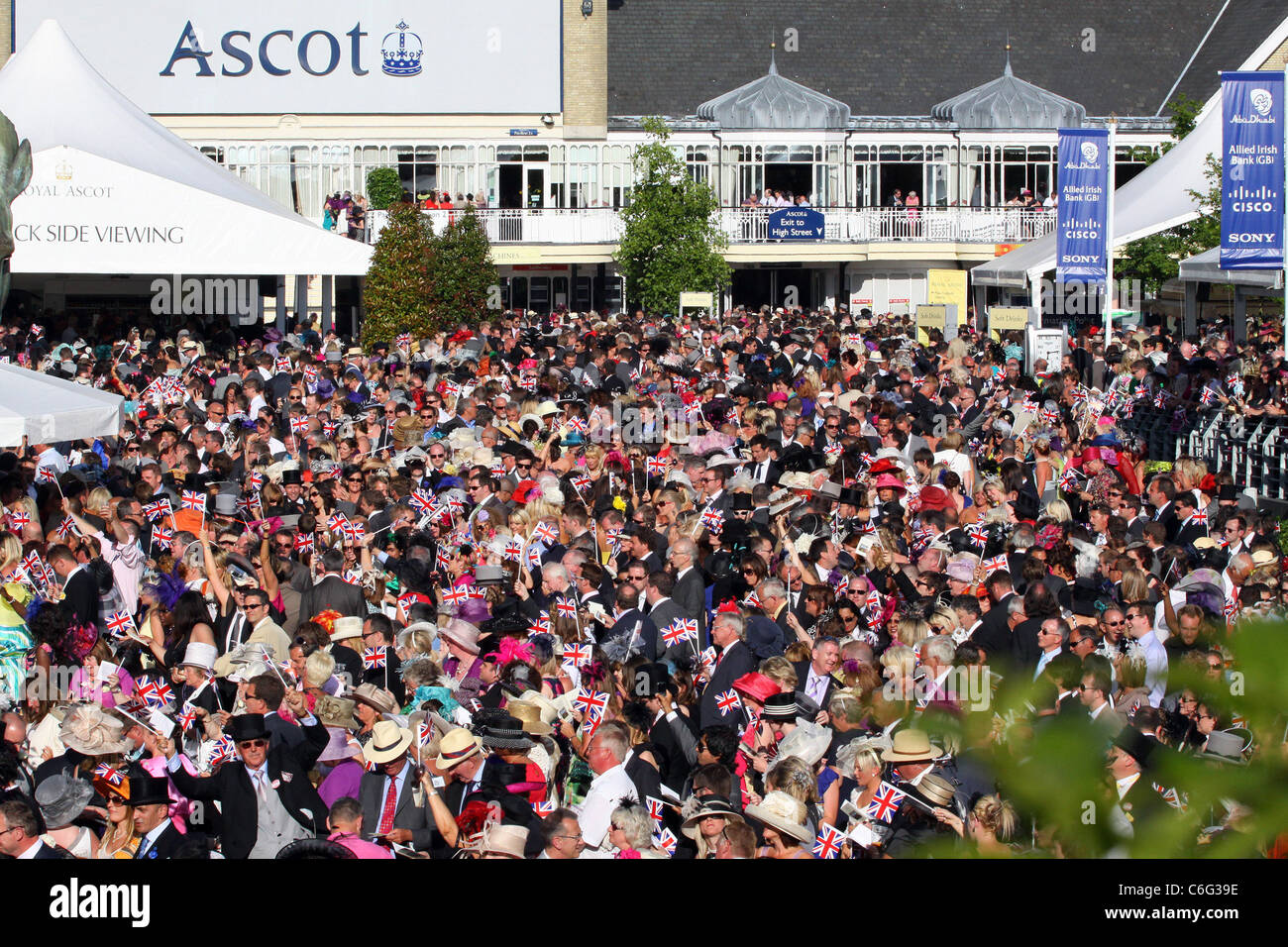 Crowds waving union jack flags hi-res stock photography and images - Alamy