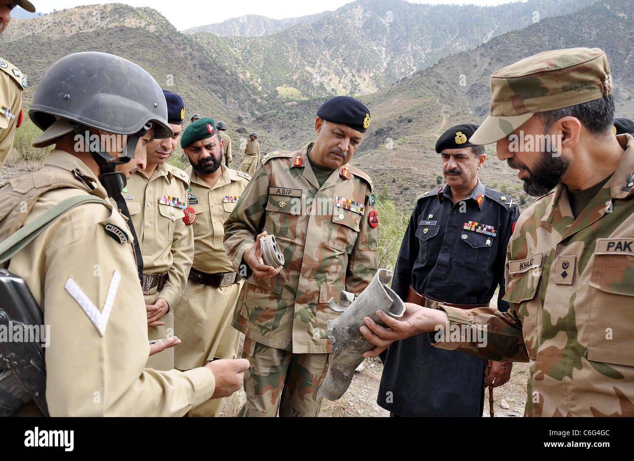 Lt gen asif hi-res stock photography and images - Alamy