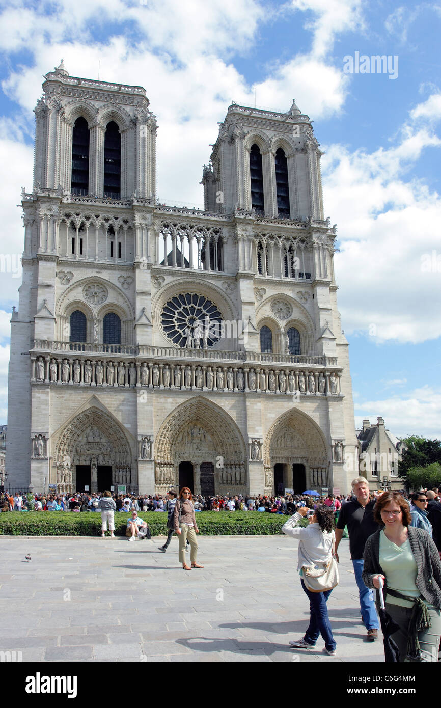 Notre dame paris rose window hi-res stock photography and images - Alamy