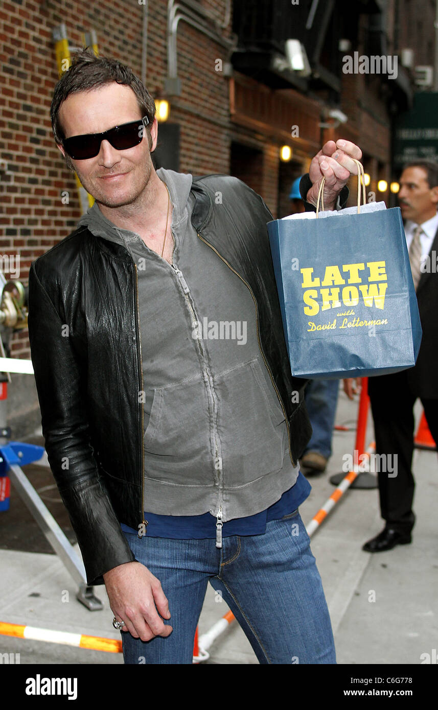 Scott Weiland from Stone Temple Pilots outside Ed Sullivan Theatre for ...