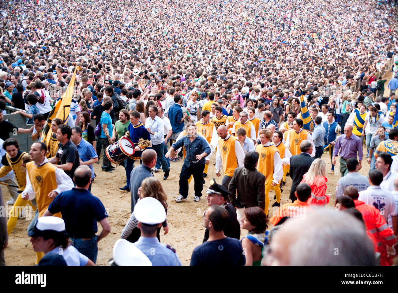 Horse racing fans screaming hi-res stock photography and images - Alamy