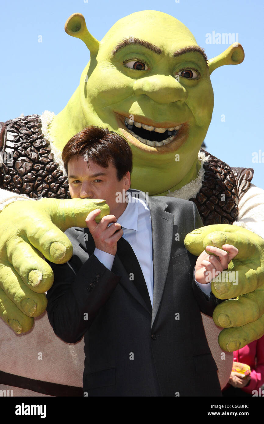 Mike Myers & Shrek Shrek is honoured with the 2408th star on the ...