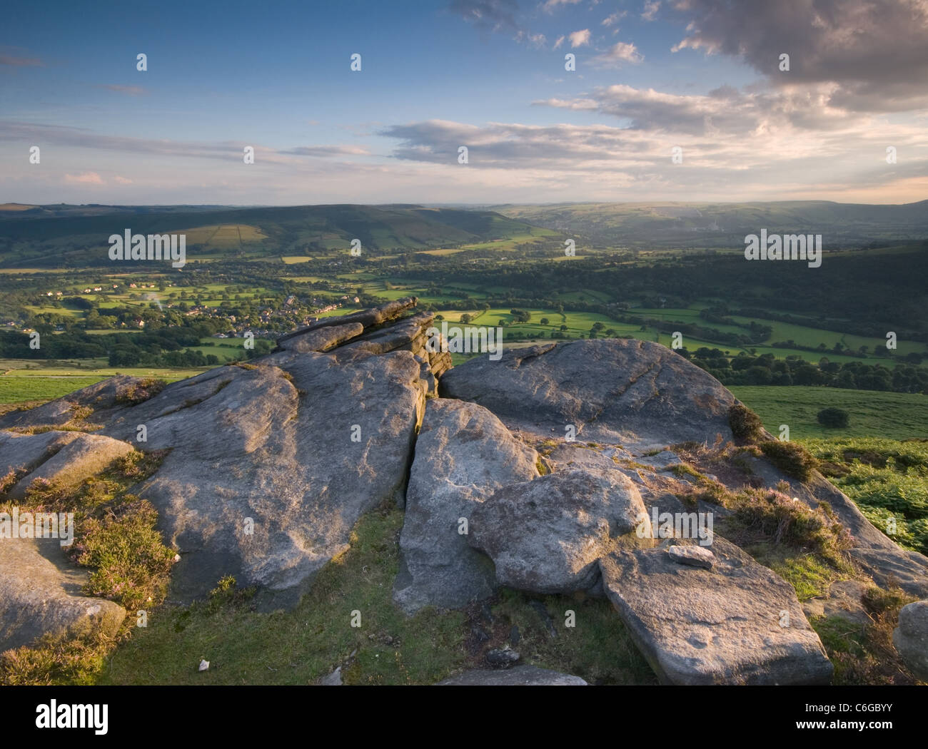 Bamford Edge in the Peak District National Park, Derbyshire, England ...