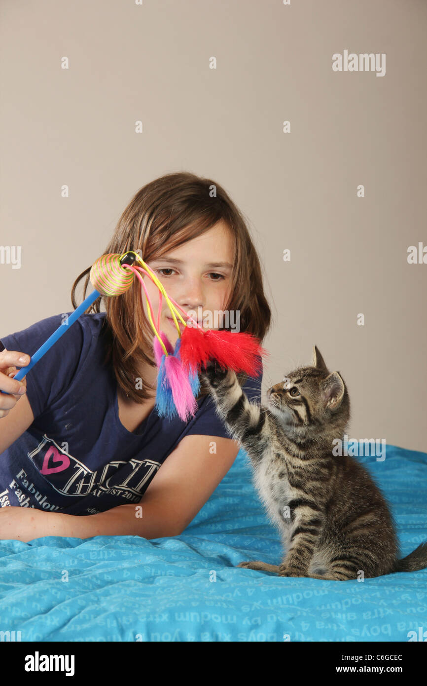 girl playing with kitten Stock Photo - Alamy
