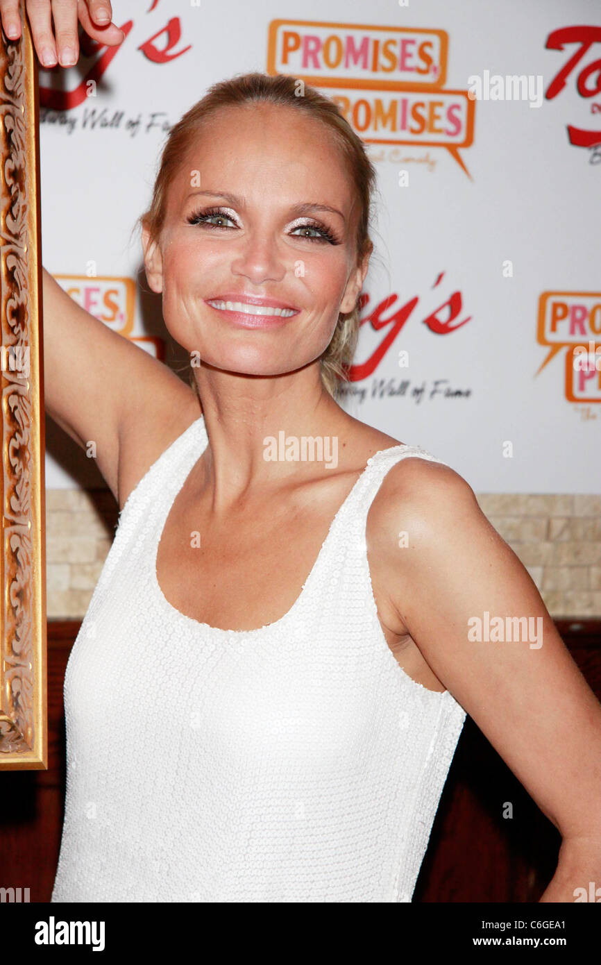 Kristin Chenoweth The Portrait unveiling and party to honor Kristin ...