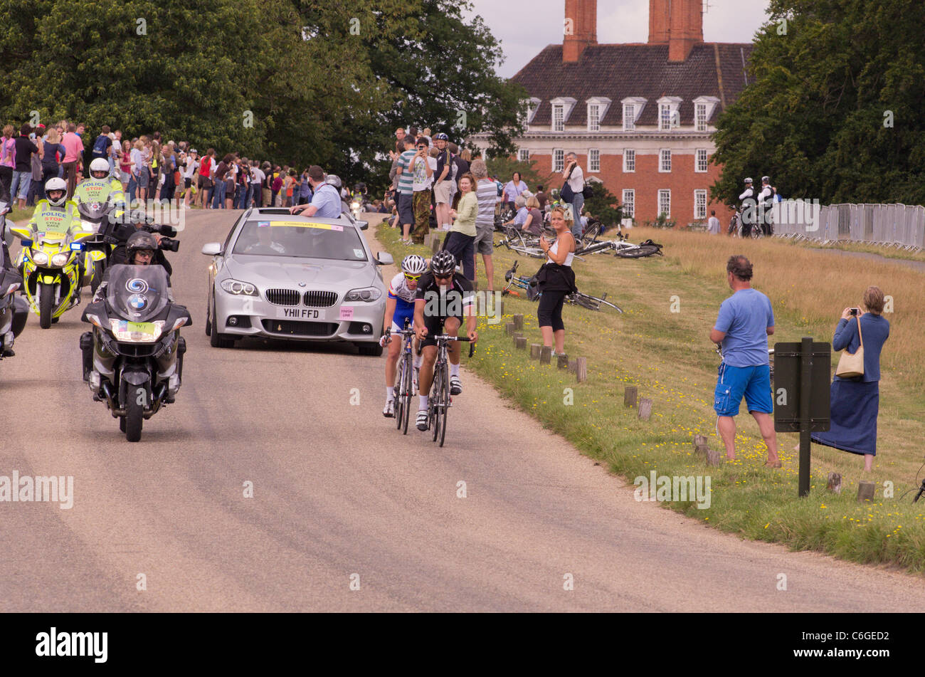 race leaders sweep through Richmond Park during the London Surrey ...