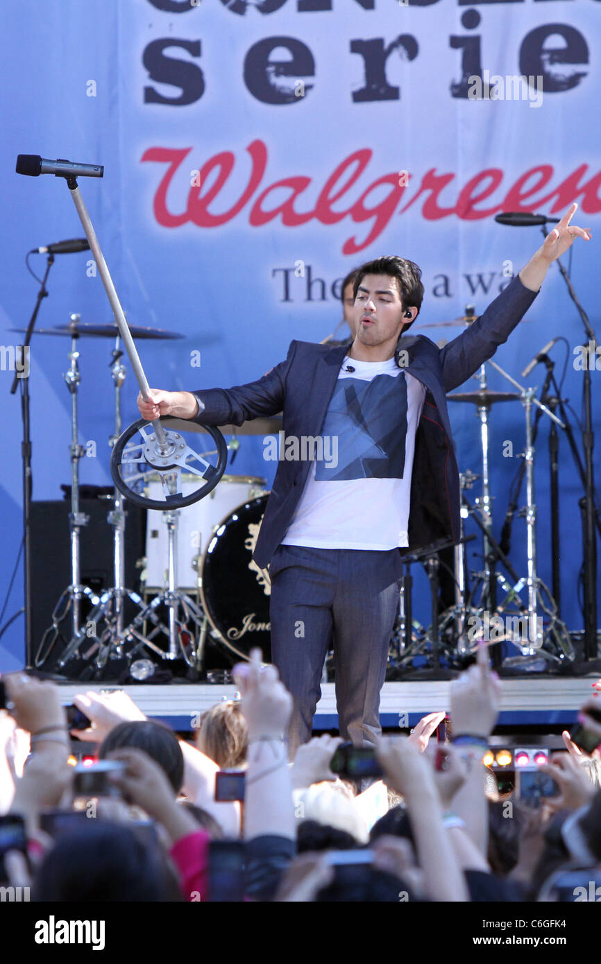 Joe Jonas The Jonas Brothers perform for ABC's 'Good Morning America ...
