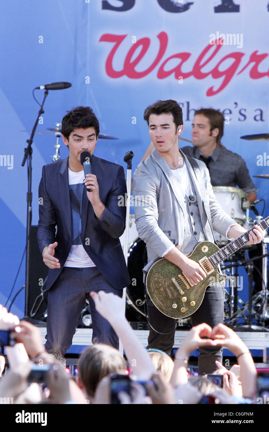 Joe Jonas and Kevin Jonas The Jonas Brothers perform for ABC's 'Good ...