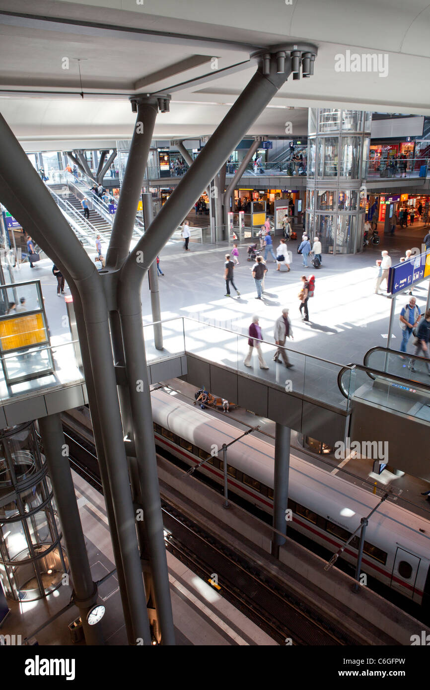 Berlin hauptbahnhof main railway station hi-res stock photography and ...