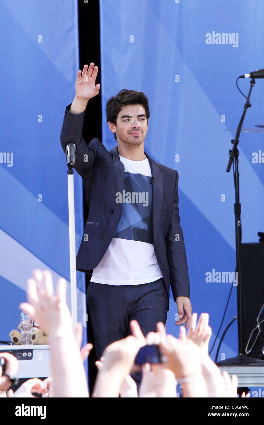 Joe Jonas The Jonas Brothers perform for ABC's 'Good Morning America ...