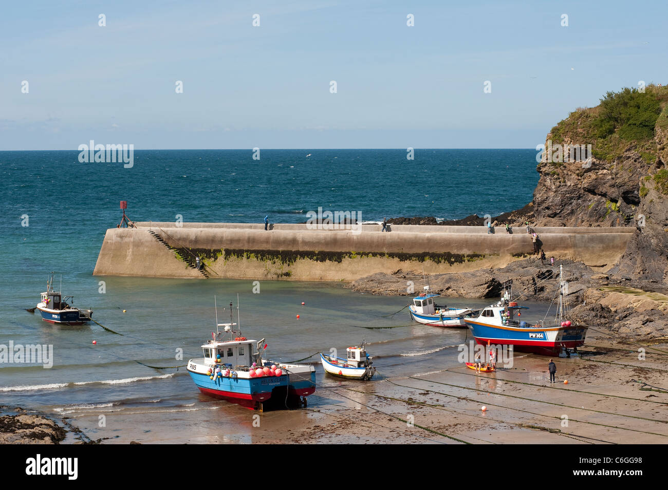 Fishing ports north cornwall hi-res stock photography and images - Alamy