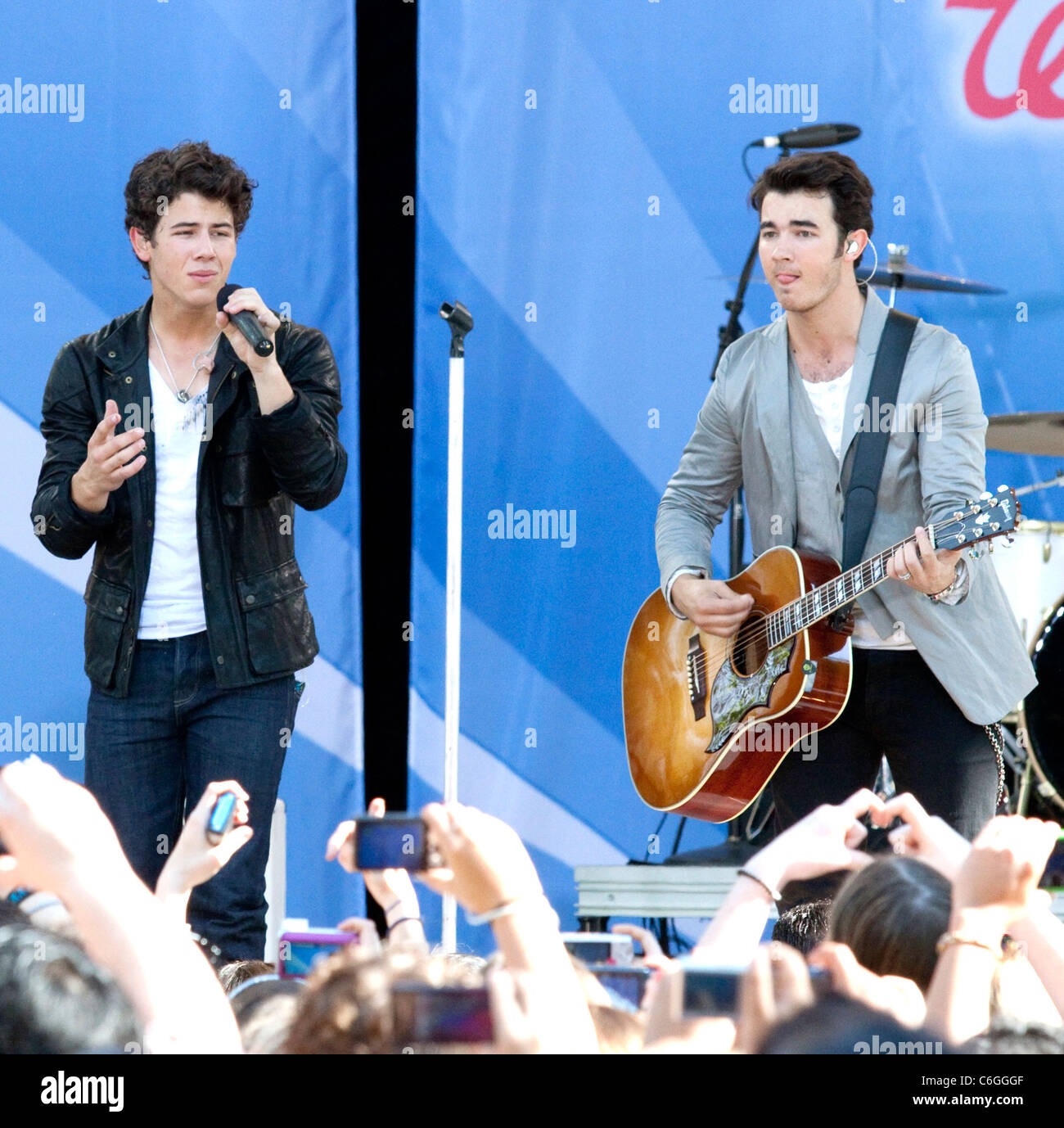 Joe Jonas and Kevin Jonas The Jonas Brothers perform for ABC's 'Good ...