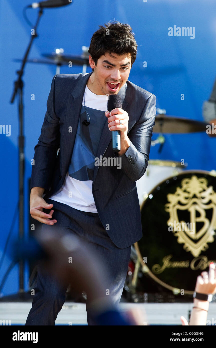 Joe Jonas The Jonas Brothers perform for ABC's 'Good Morning America ...