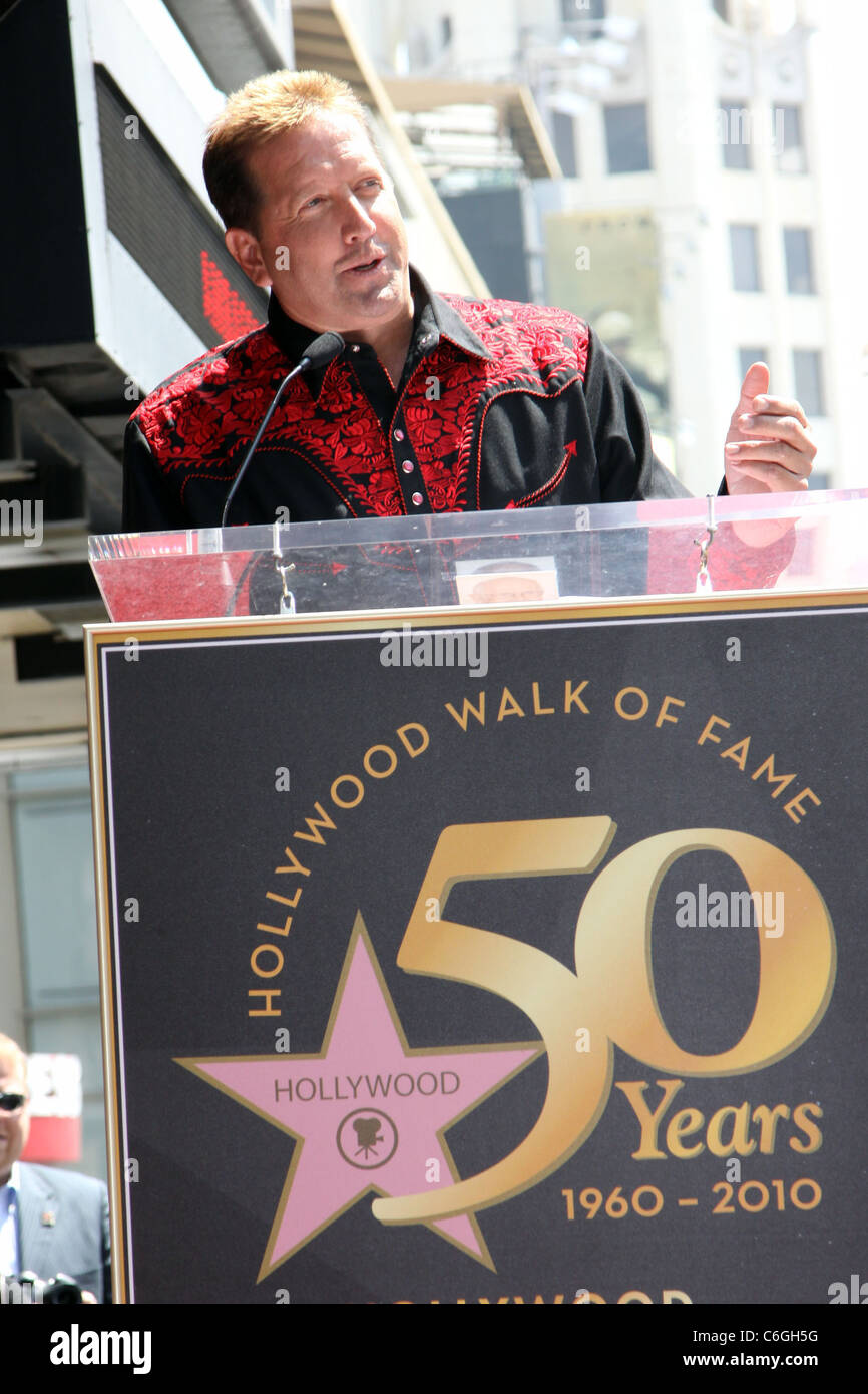 Shawn Parr Alan Jackson is honoured with the 2405th star on the ...