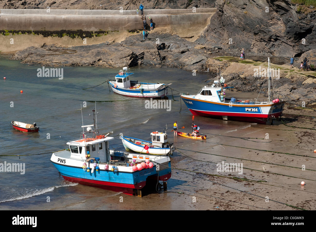 Cornish fishing port ports boats boat hi-res stock photography and ...