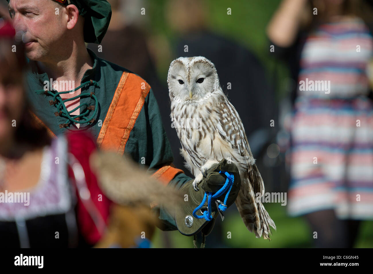Re-enactors dressed as medieval knights and men-at-arms parade at the ...
