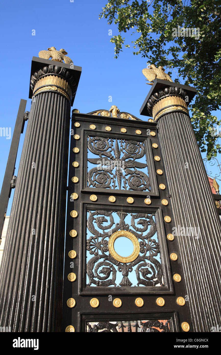 Metal fence gold hi-res stock photography and images - Alamy