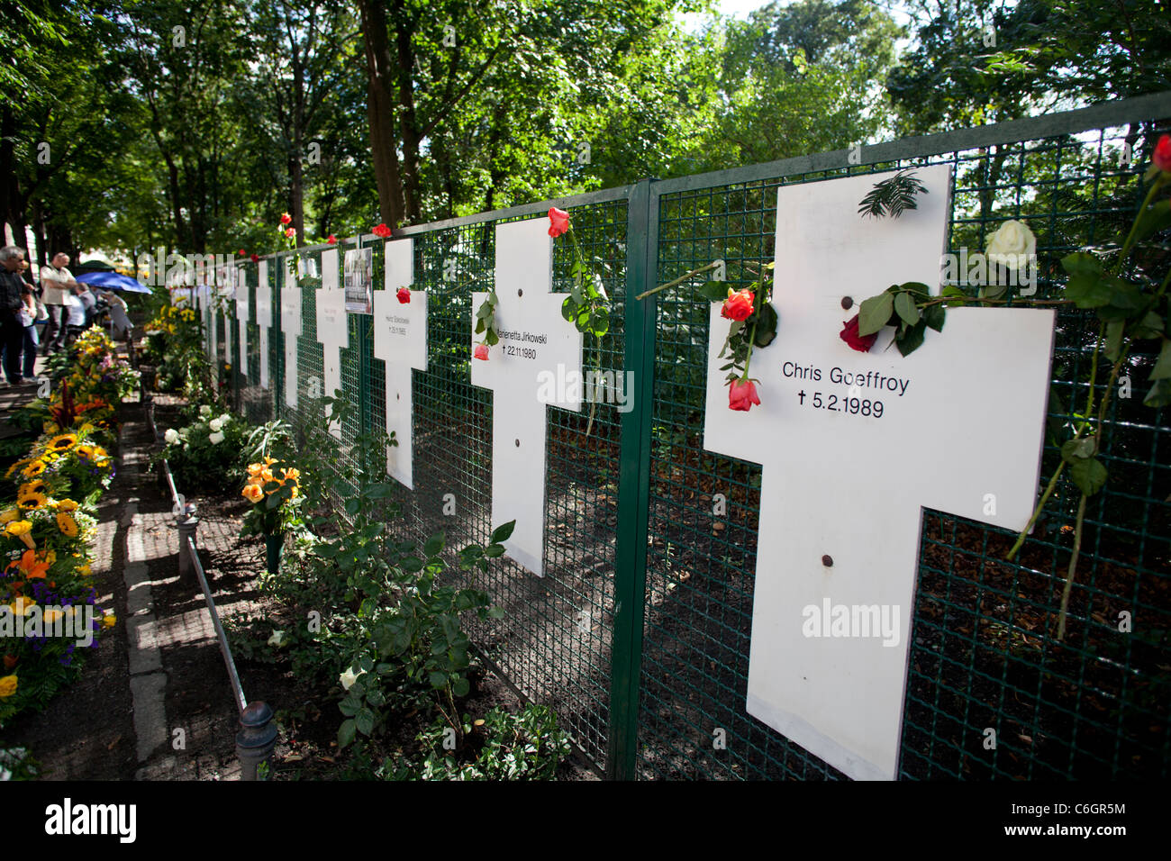 Memorial crosses dedicated to American soldiers dead during second ...