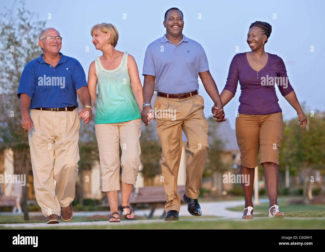 Couples walk hi-res stock photography and images - Alamy