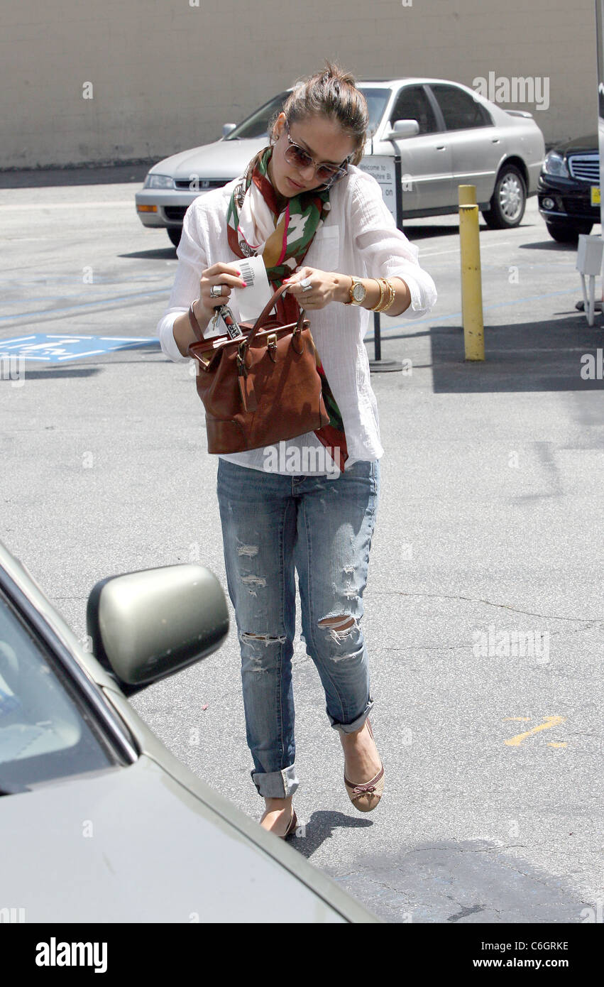 Actress Jessica Alba leaving the doctor's office and heading to her car ...