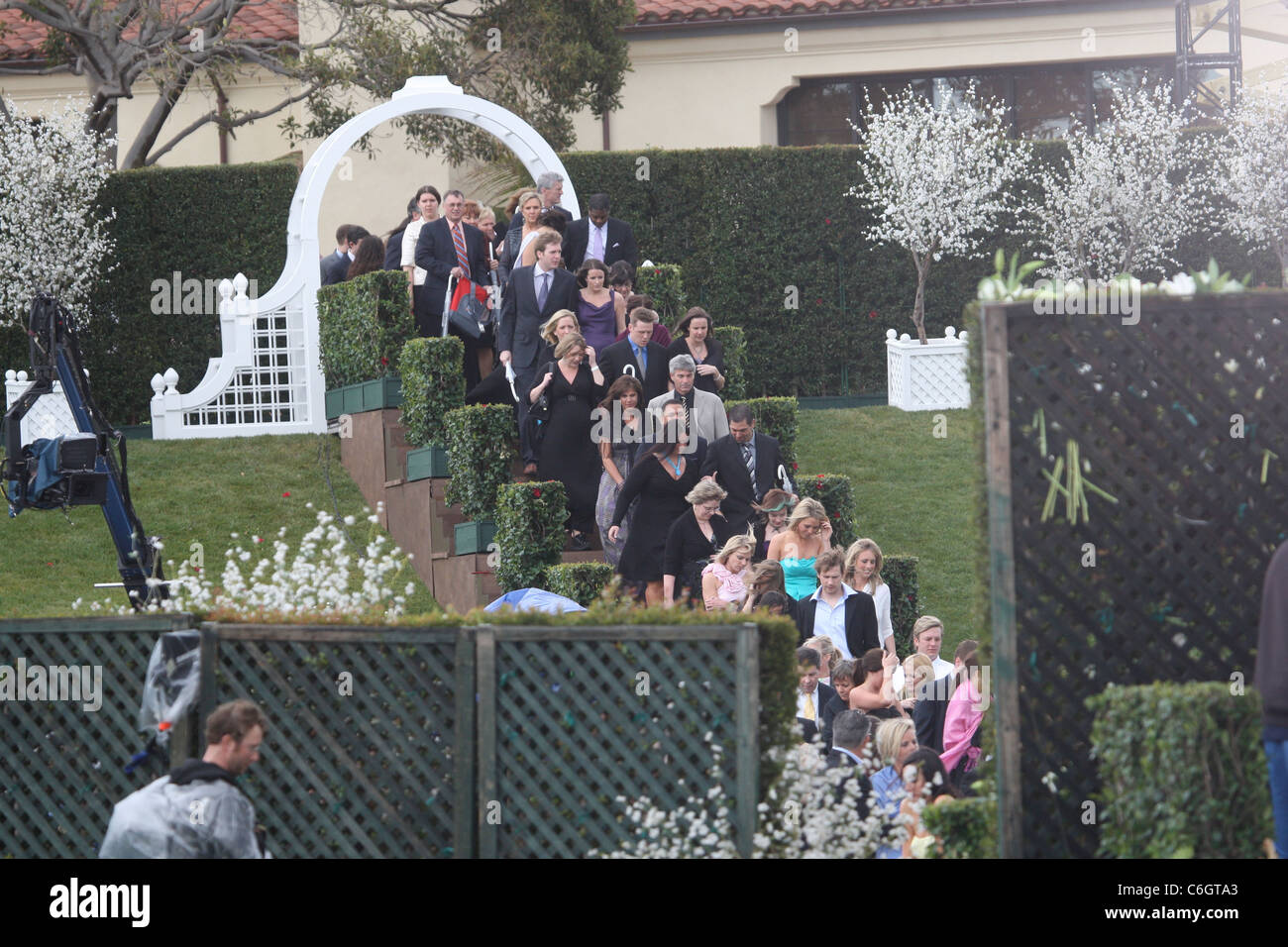 Guests arriving for the bachelor wedding of Jason Mesnick and Molly ...