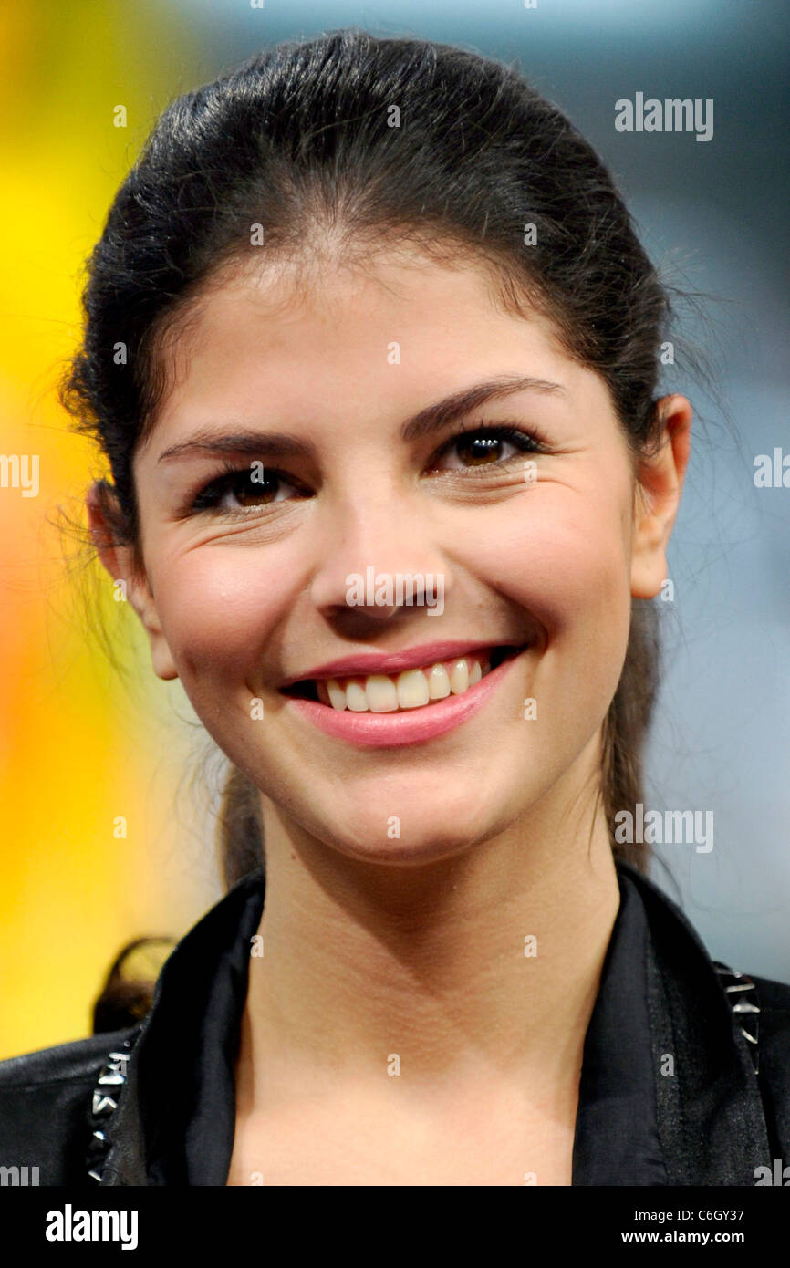 Nikki Yanofsky Canadian jazz-pop singer visits Much Music's ...