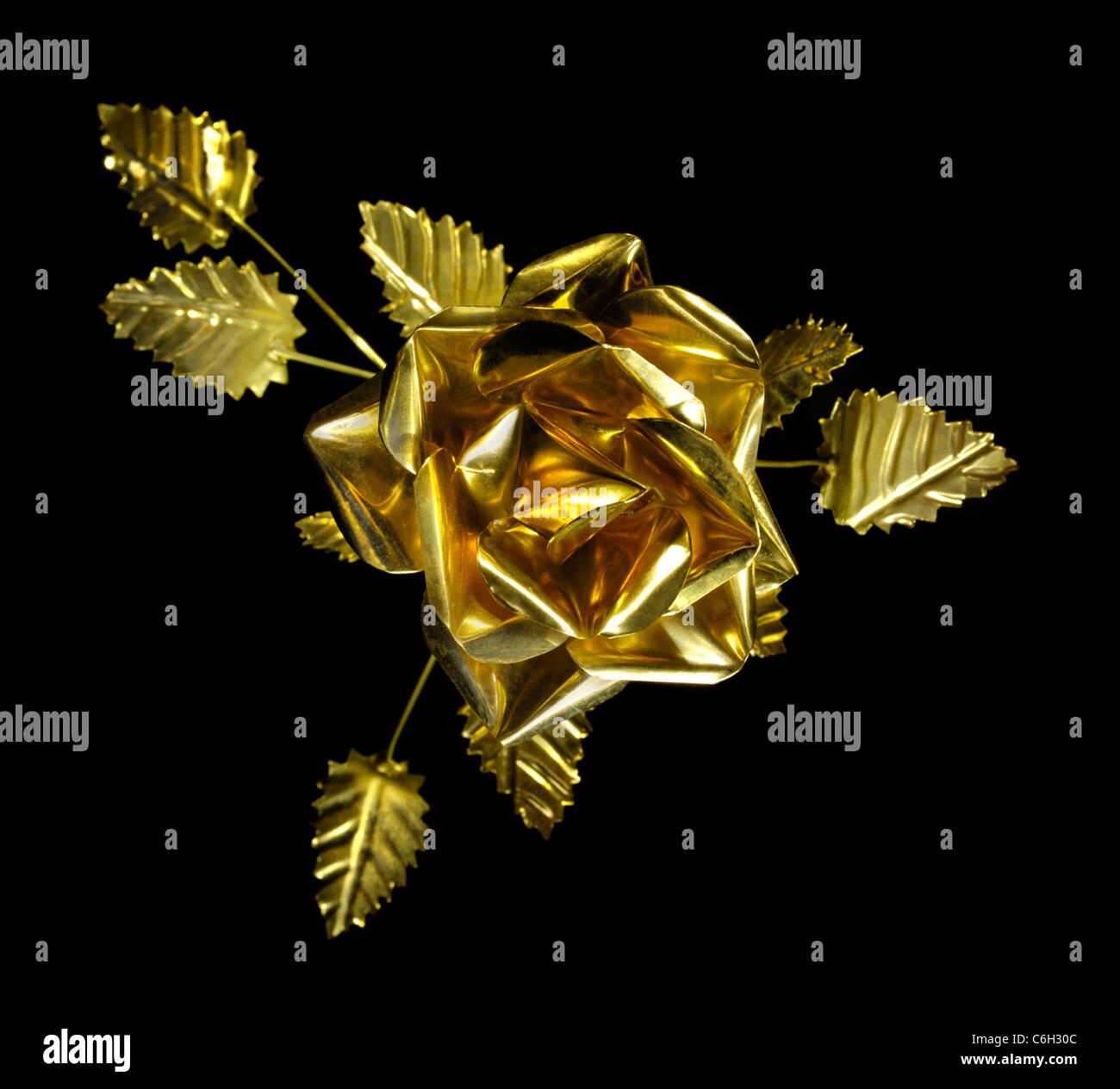 Gold metal flowers hi-res stock photography and images - Alamy