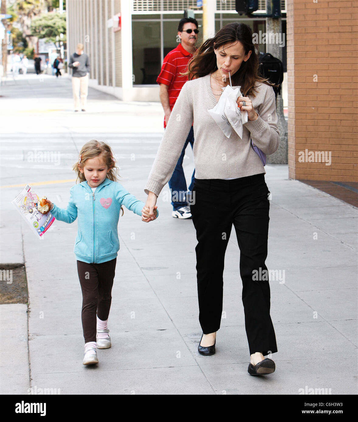 Jennifer Garner picked her her daughter Violet up from school in Santa ...