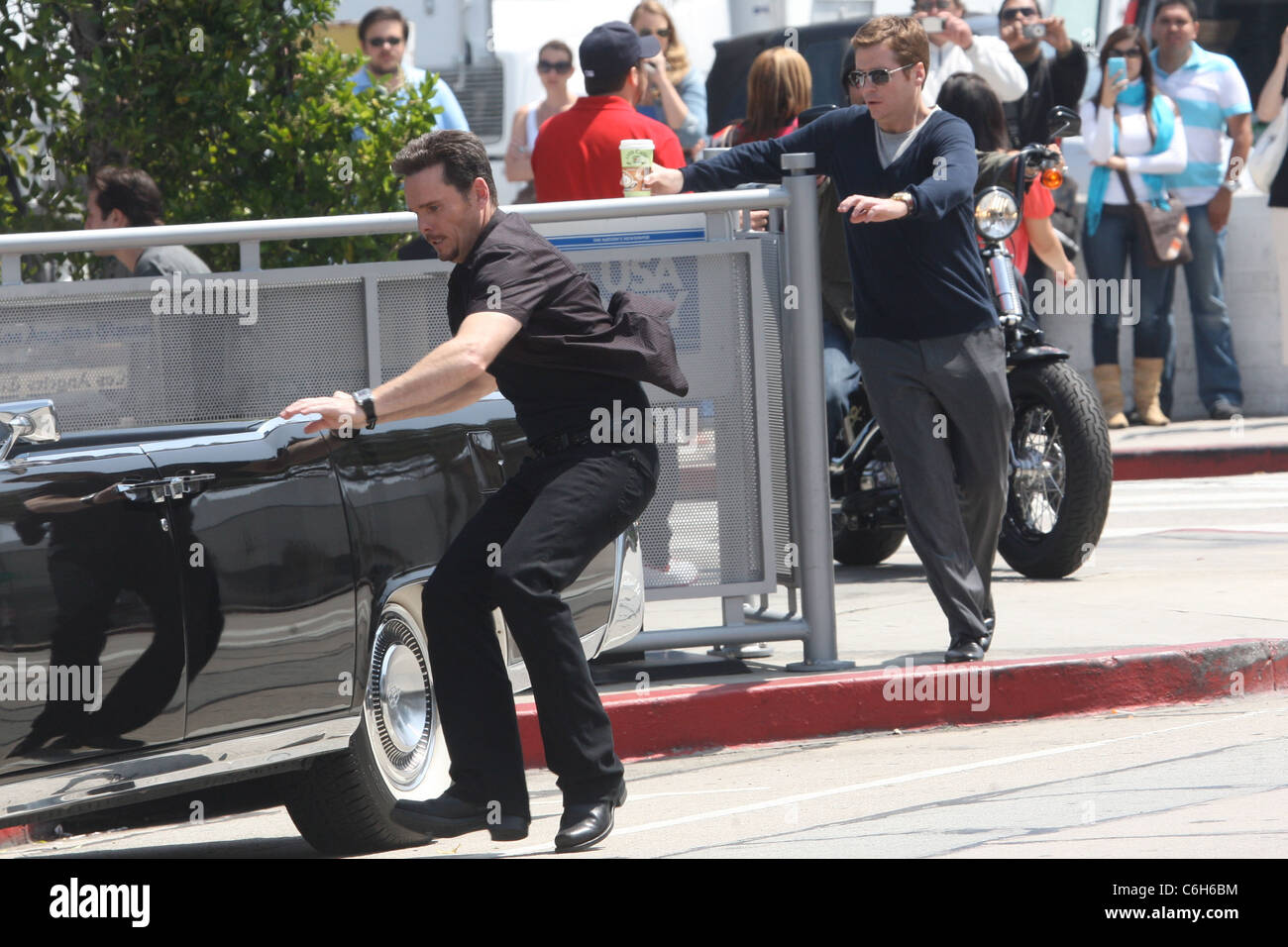 Kevin Dillon and Kevin Connolly filming on set. Cast members on the set ...