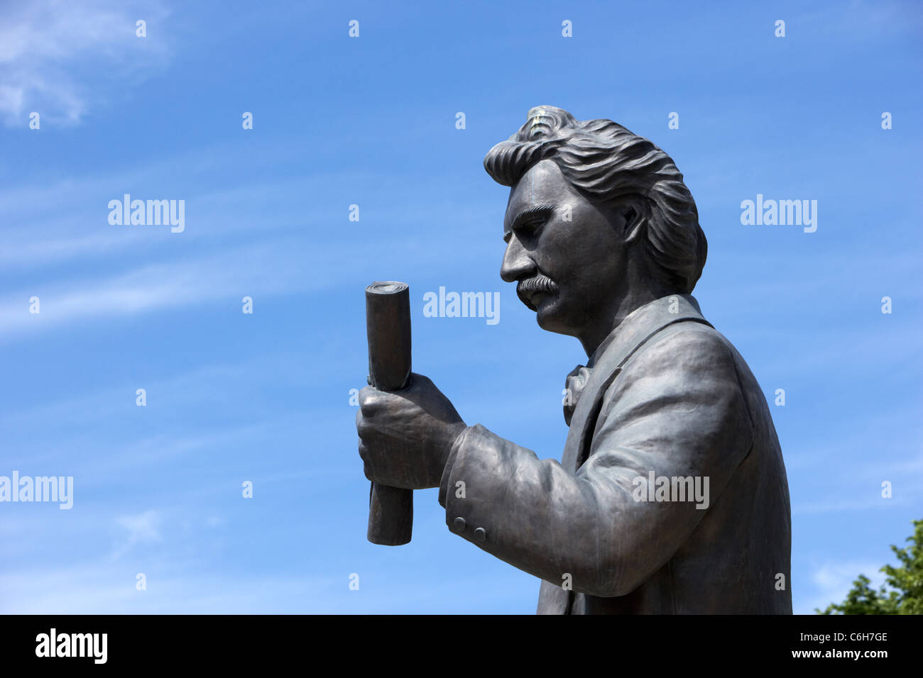 louis riel statue at the rear of the manitoba legislative building ...