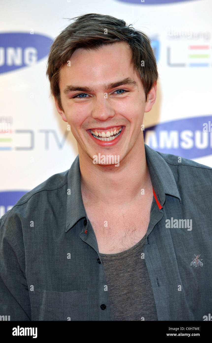 Nicholas hoult samsung 3d television hi-res stock photography and ...
