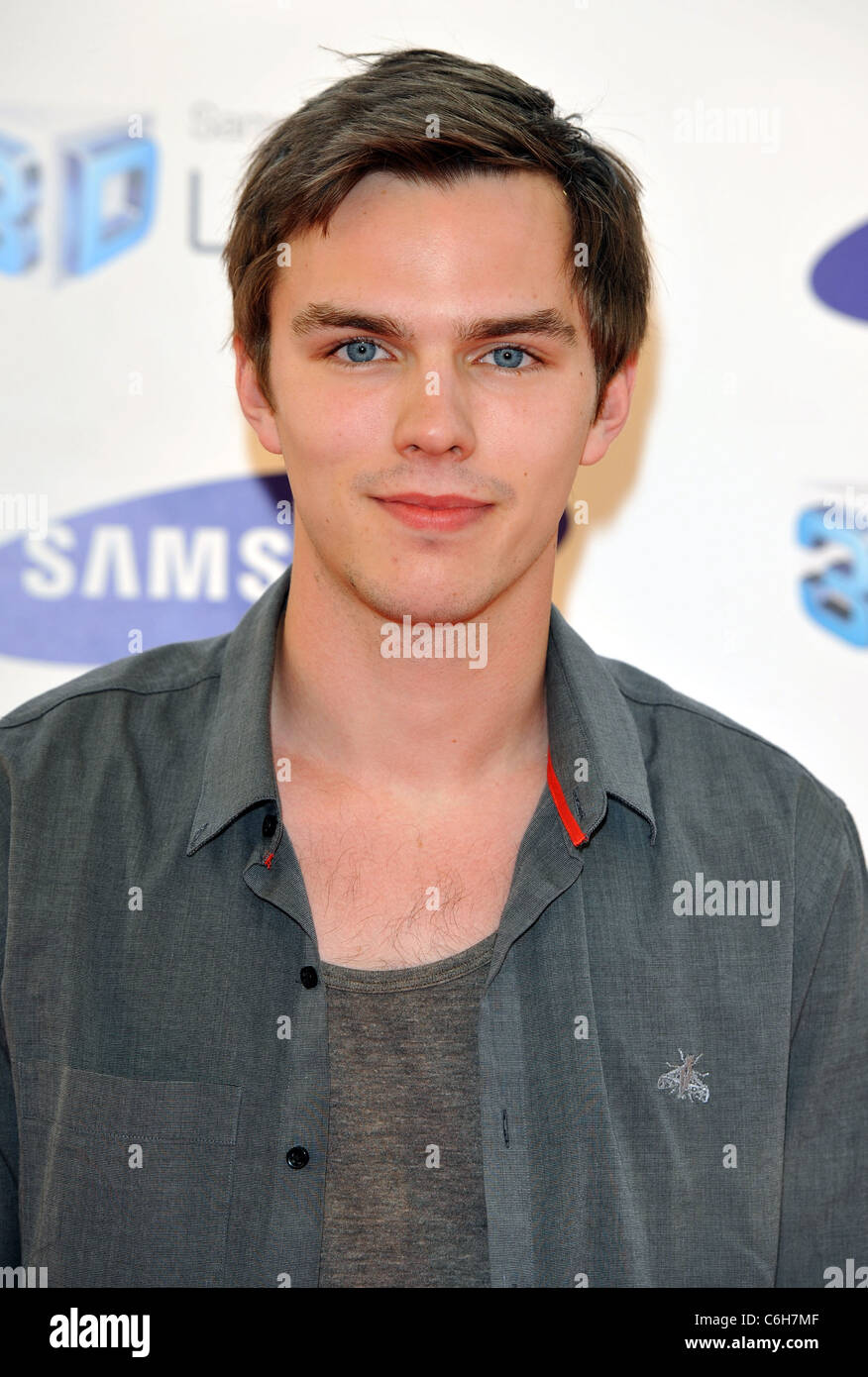 Nicholas hoult samsung 3d television hi-res stock photography and ...