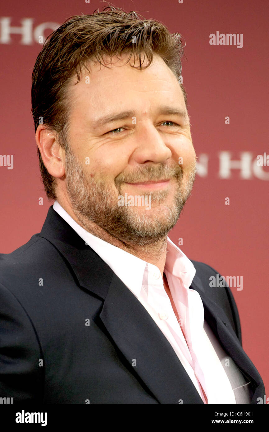 Russell Crowe attends 'Robin Hood' photocall at the Villamagna Hotel ...