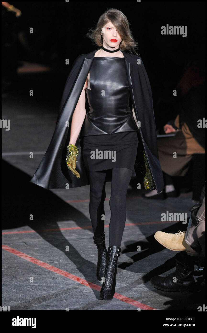 Model Paris Fashion Week Ready to Wear Fall Winter 2010 - Givenchy ...